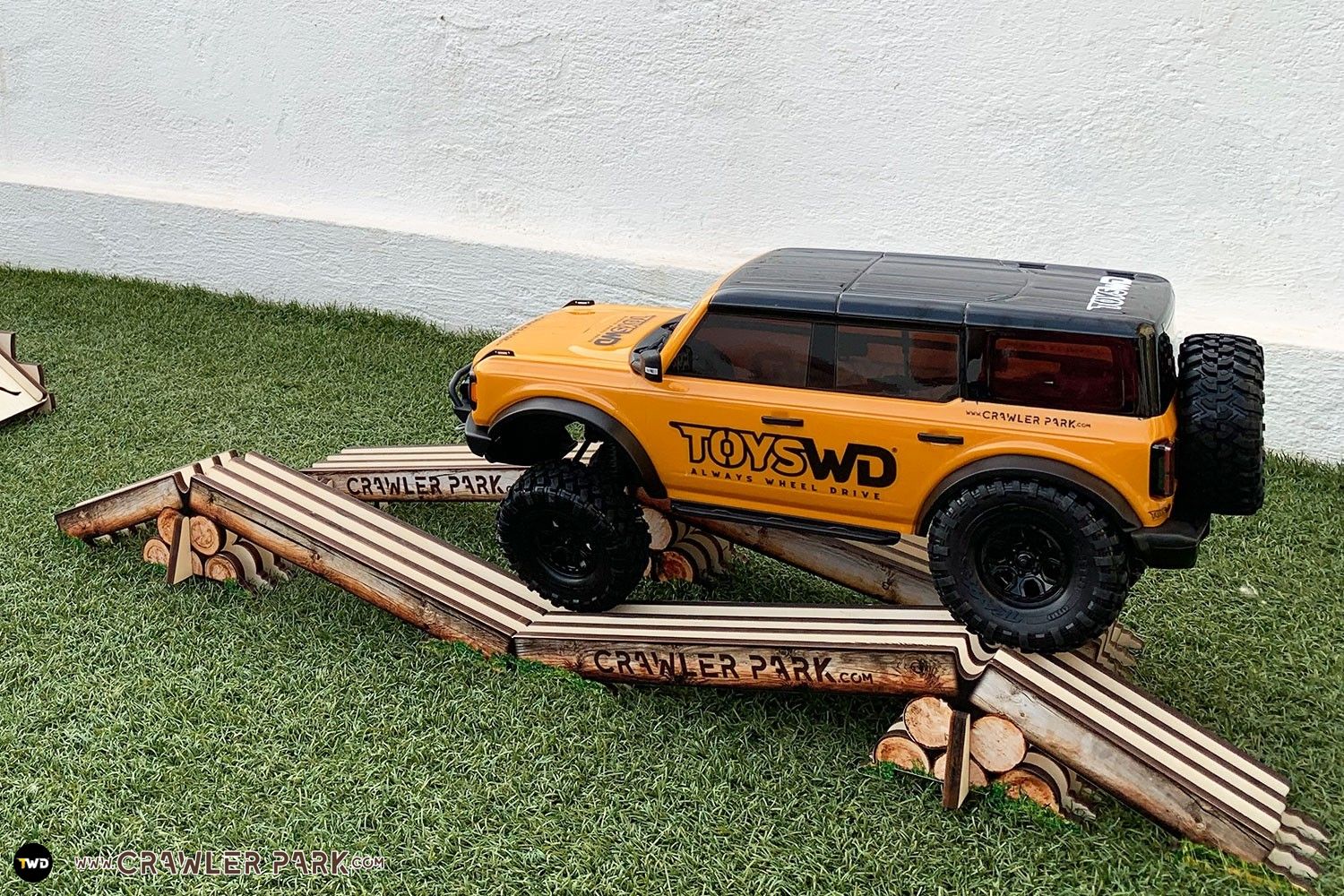 Axes Crossing obstacle RC Crawler park 1/10
