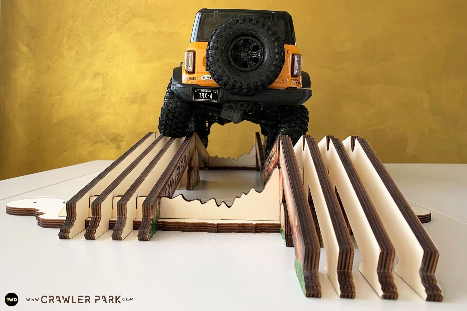 Axes Crossing obstacle RC Crawler park 1/10