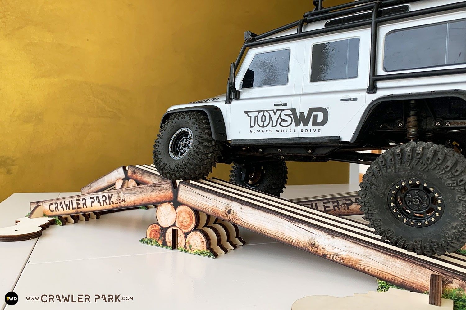 Axes Crossing obstacle RC Crawler park 1/10